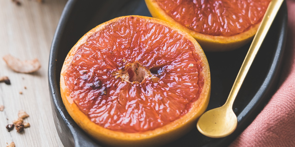 Gegrilde pompelmoes. Een perfect receptje als ontbijt of gezonde snack